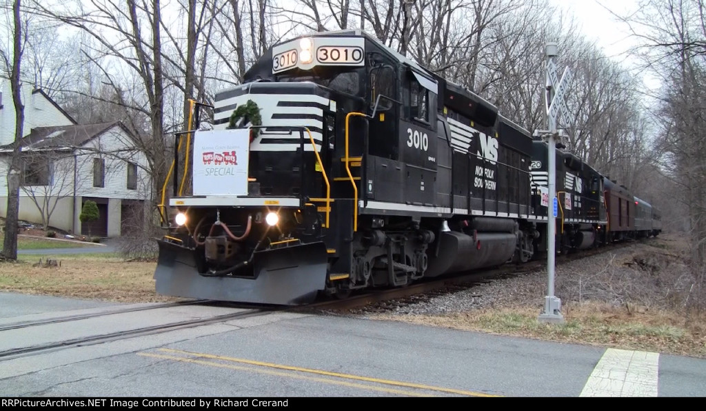 GP40-2 3010 Crossing Carey Road